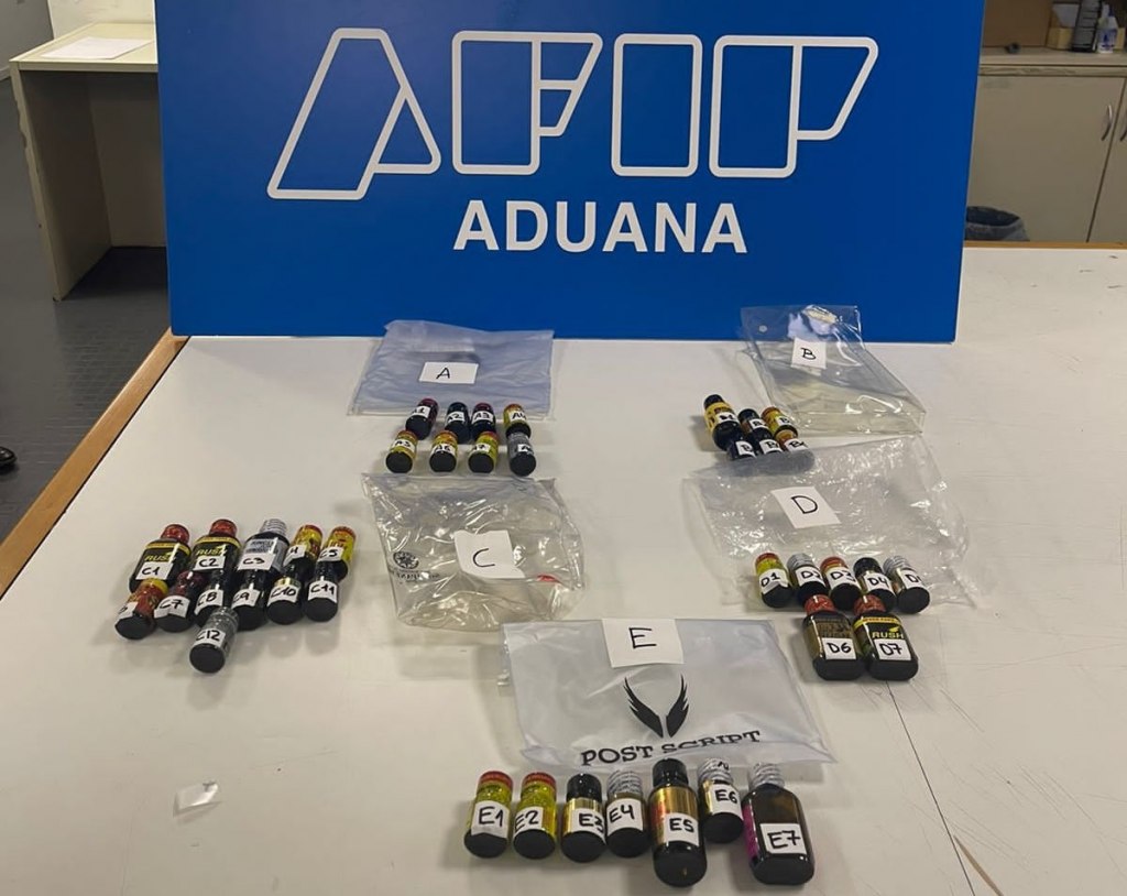 UN ARGENTINO FUE DETENIDO EN EZEIZA TRAS INTENTAR INGRESAR AL PAÍS CON 40 FRASCOS DE DROGA ...