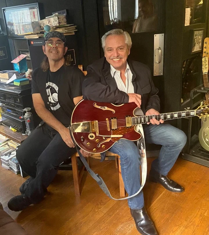 ALBERTO FERNÁNDEZ VISITÓ A MARK PLATI, GUITARRISTA DE DAVID BOWIE ...