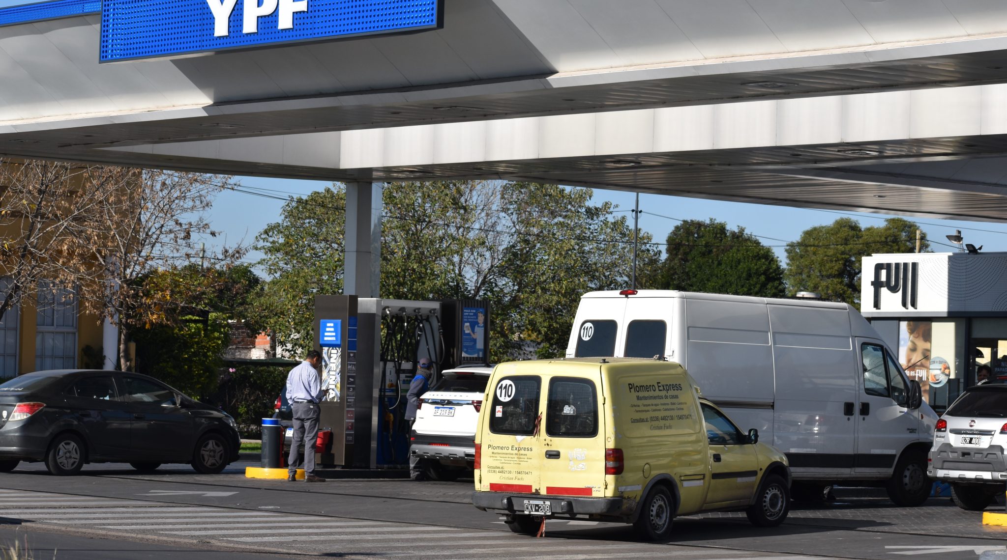 Las estaciones de YPF, Shell y Axion aumentaron entre un 4% y un 6% el precio de sus combustibles