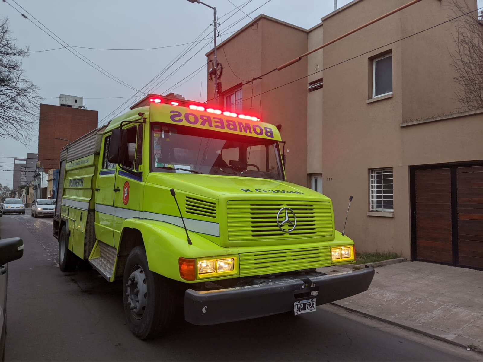 Principio de incendio en un auto | Diario El Norte