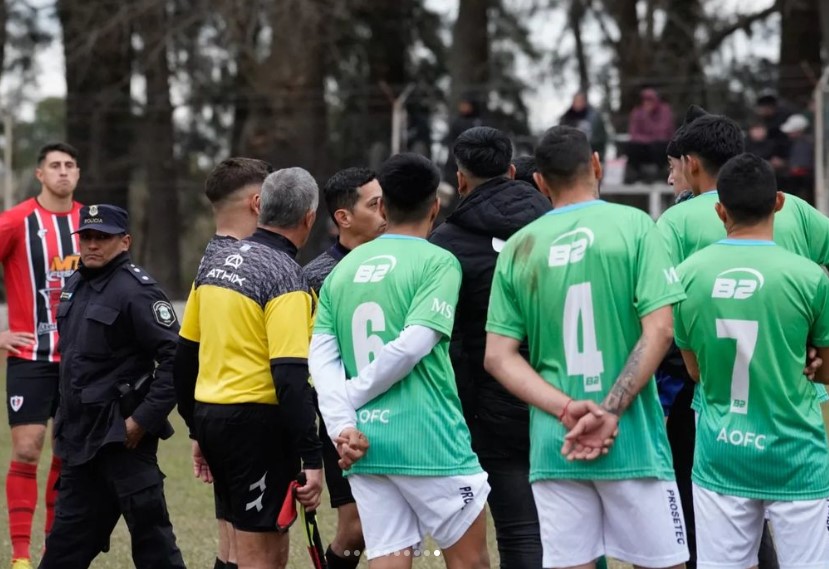 Repudiable acción de los hinchas de General Rojo en el partido ante ...