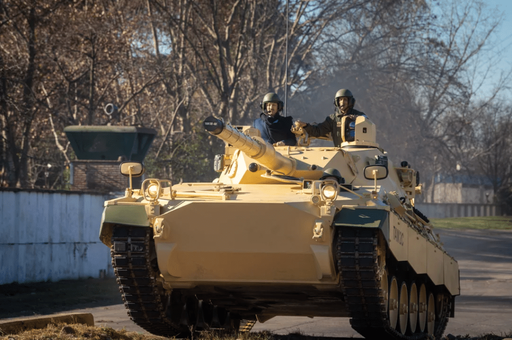 TAM 2C, el moderno tanque que presentó el Gobierno en el desfile por el ...